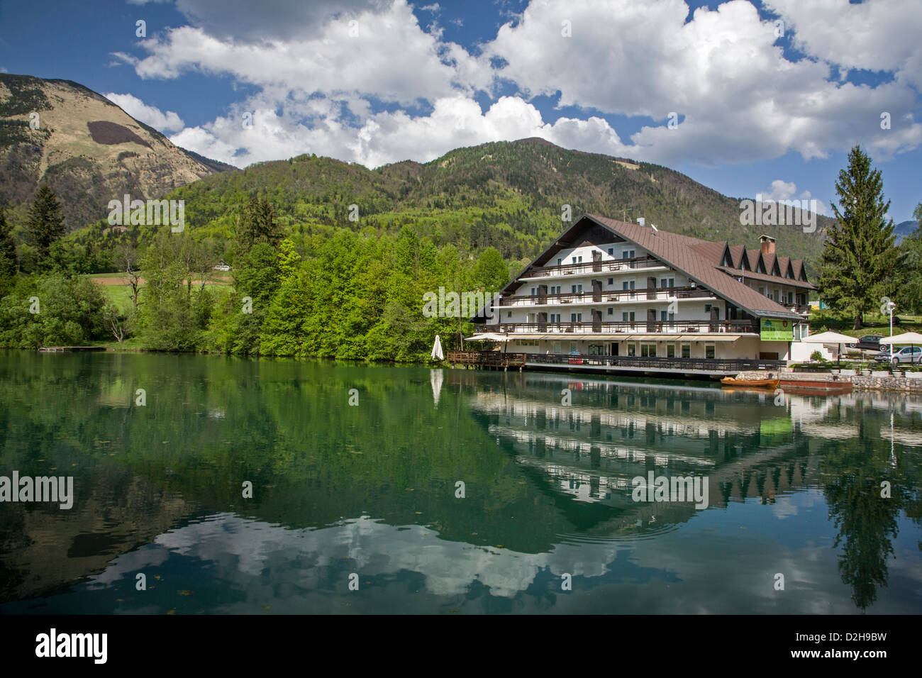 Frühling Farben bei Jezero Črnava (Schwarzer See) und Hotel Alma in ...