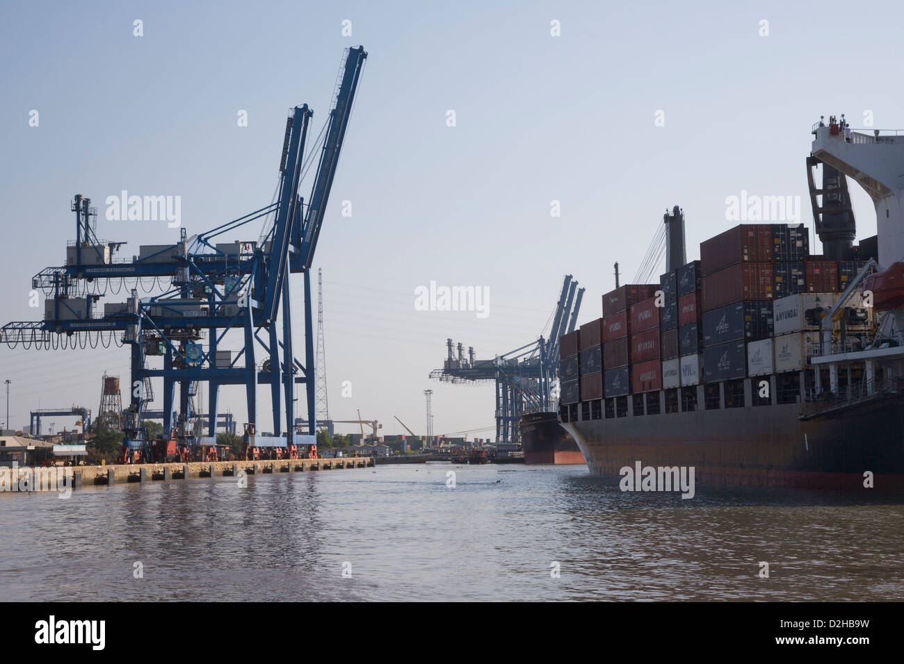 Container schiff und Kran, Fluss Saigon, Vietnam Stockfotografie - Alamy