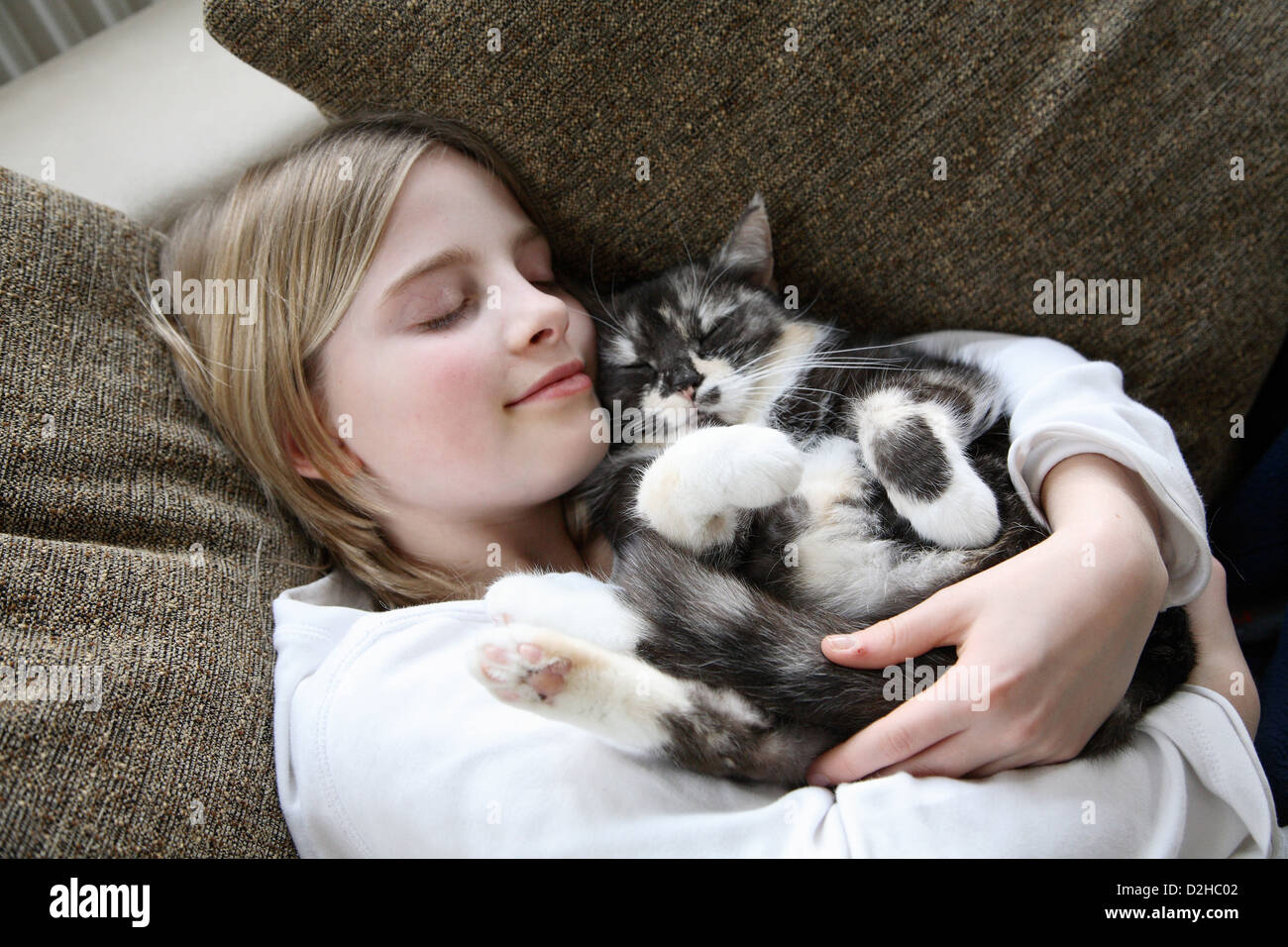 Riedling, Deutschland, ein schlafendes Mädchen mit einer Katze im Arm ...