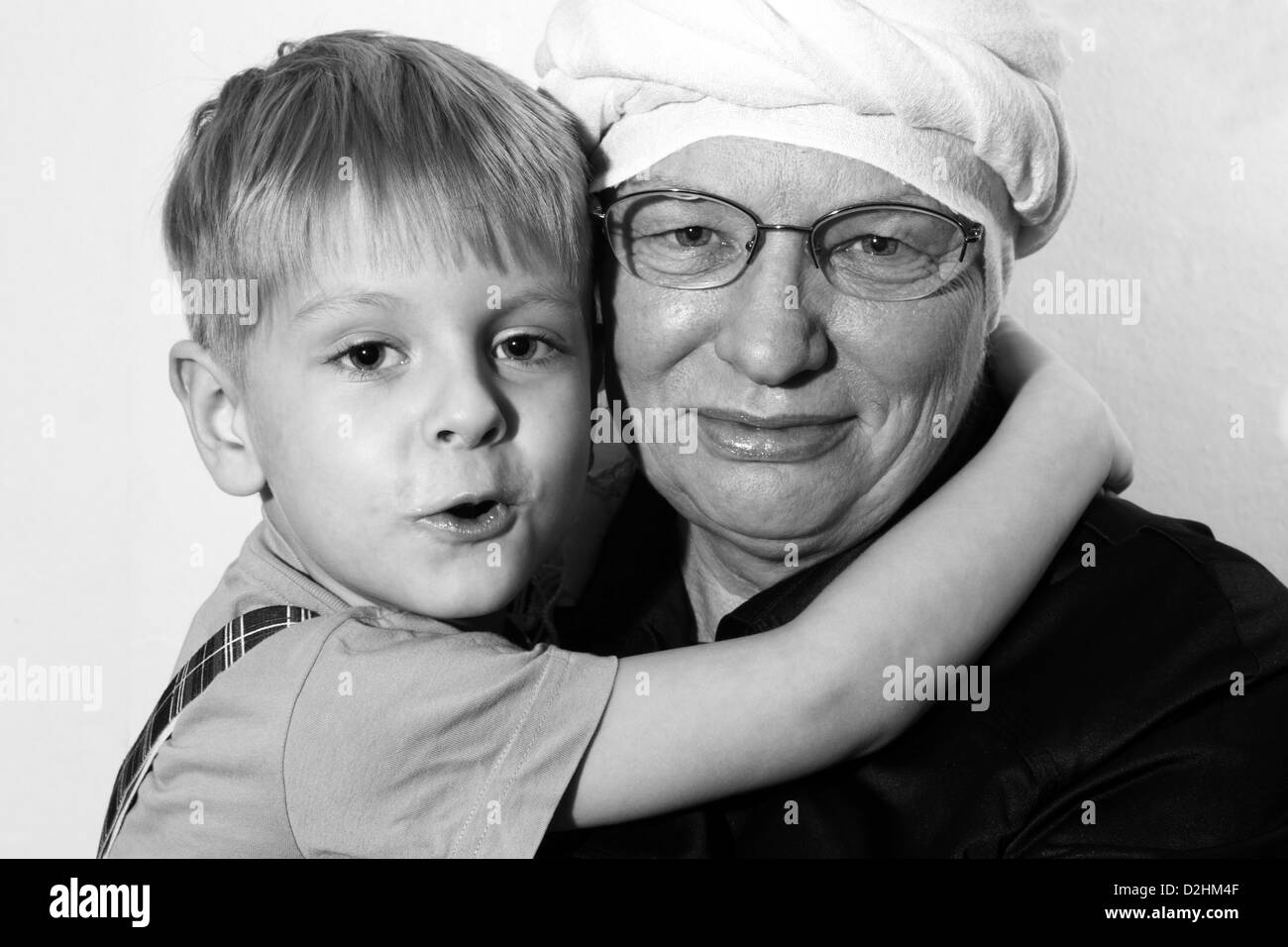 Glückliche großmutter Schwarzweiß-Stockfotos und -bilder - Alamy