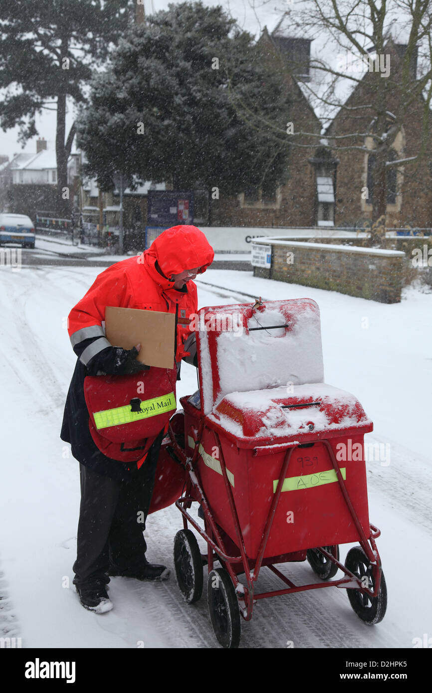 Postbote liefert briefe -Fotos und -Bildmaterial in hoher Auflösung – Alamy