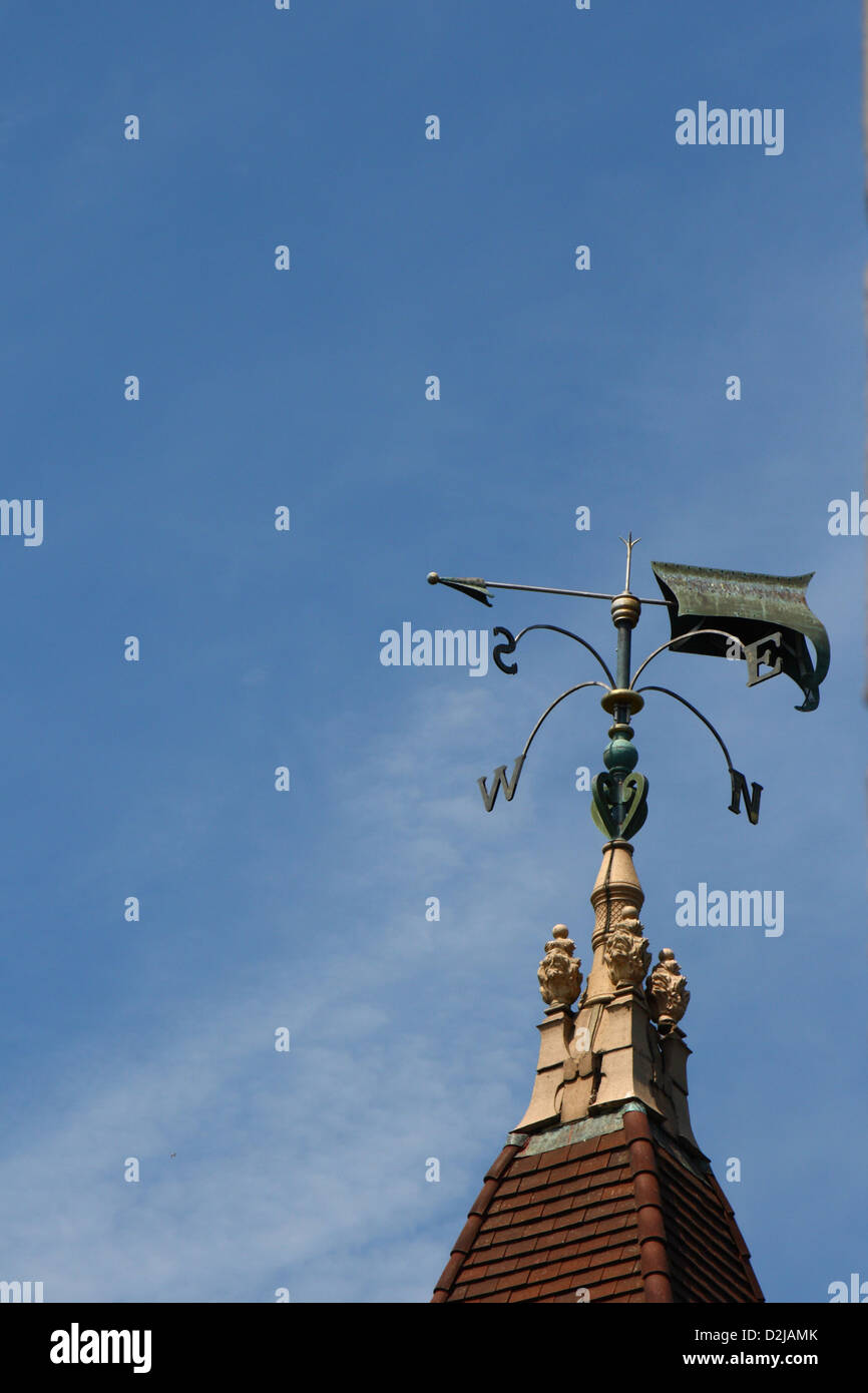 Wetterfahne oder Windfahne zeigt Richtung Stockfotografie - Alamy
