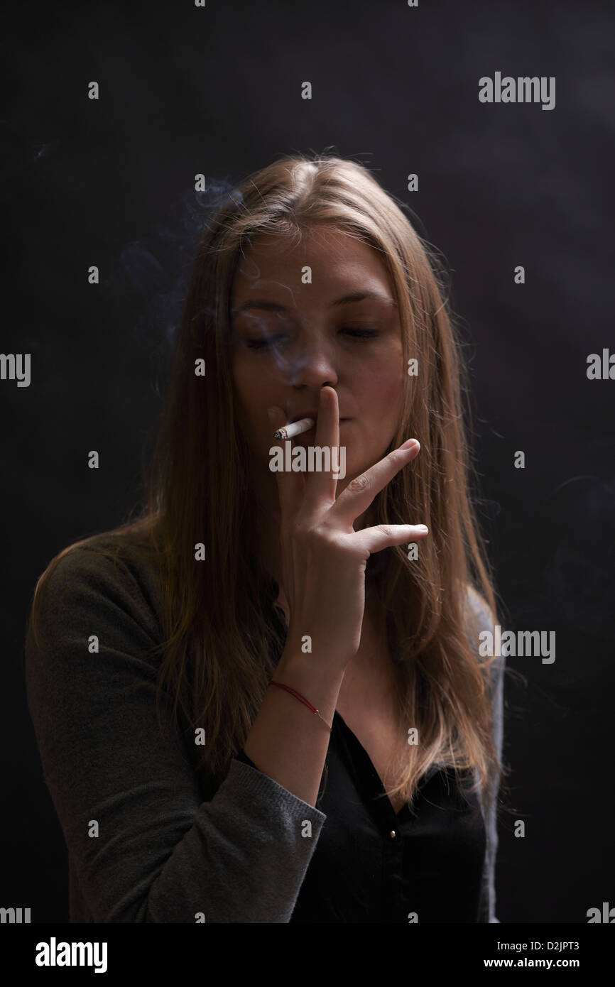 Rauchende frau -Fotos und -Bildmaterial in hoher Auflösung – Alamy