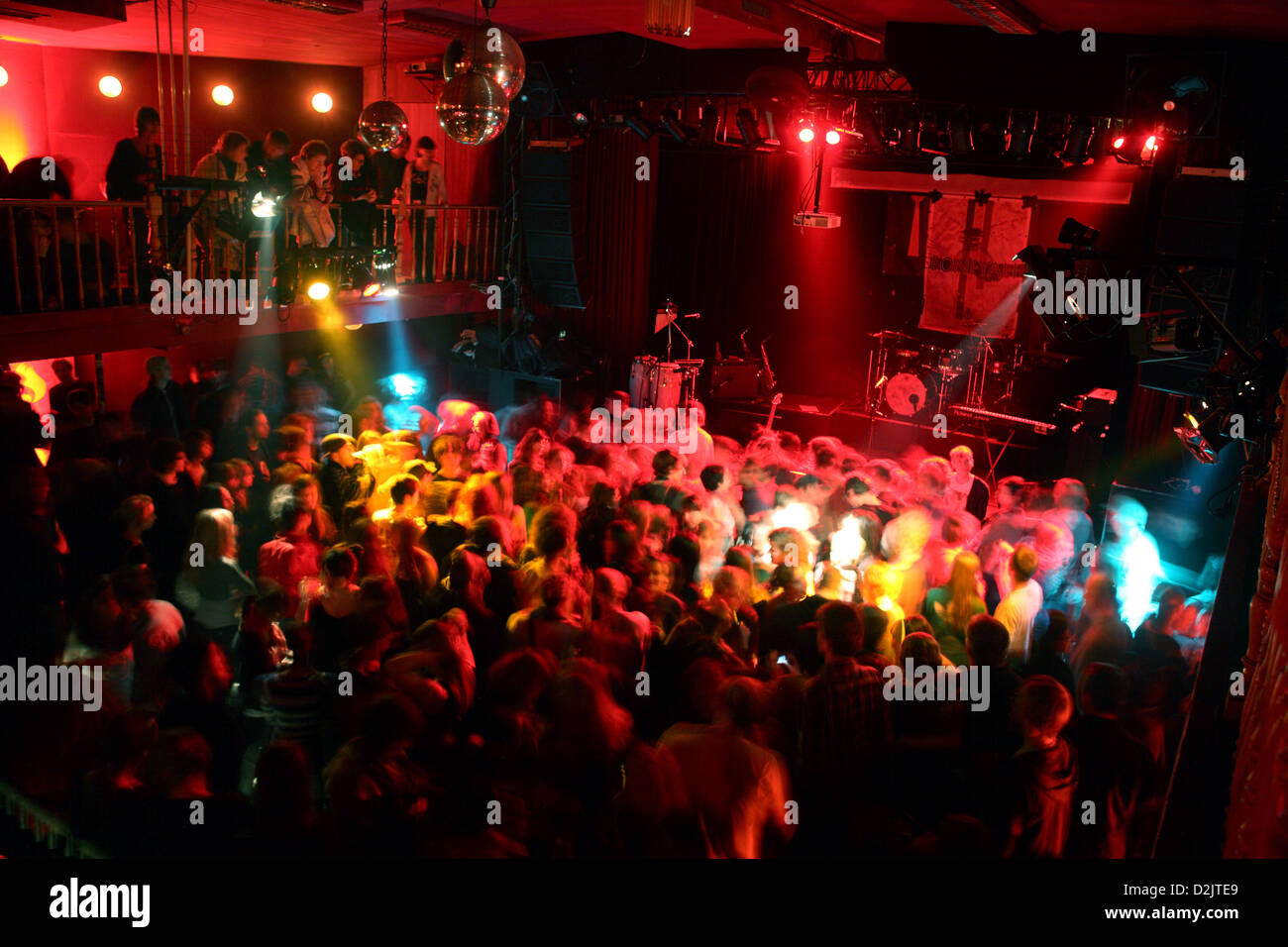 Attending concert -Fotos und -Bildmaterial in hoher Auflösung – Alamy