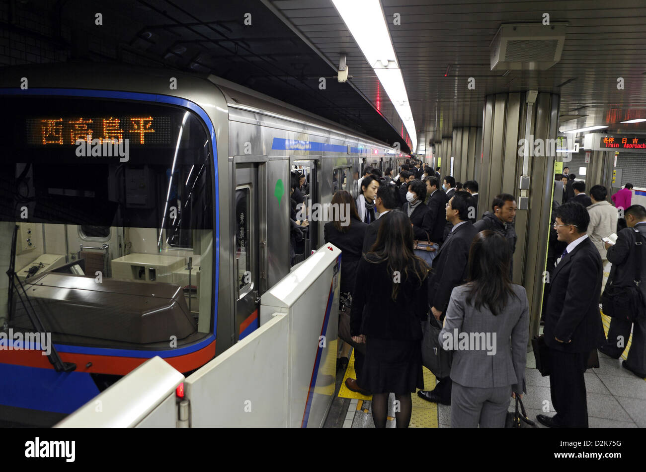 Menschen am bahnsteig -Fotos und -Bildmaterial in hoher Auflösung – Alamy