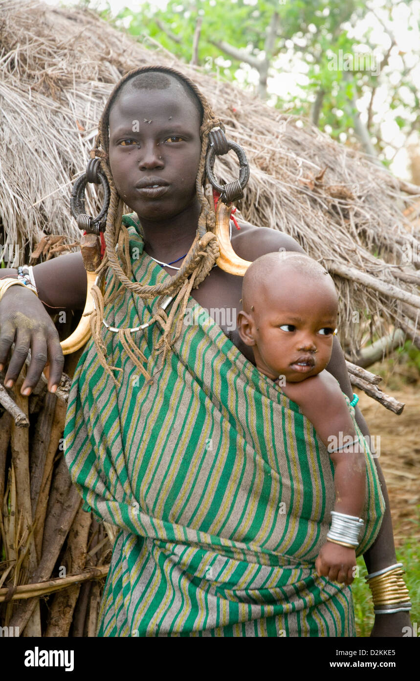 Mursi baby -Fotos und -Bildmaterial in hoher Auflösung – Alamy