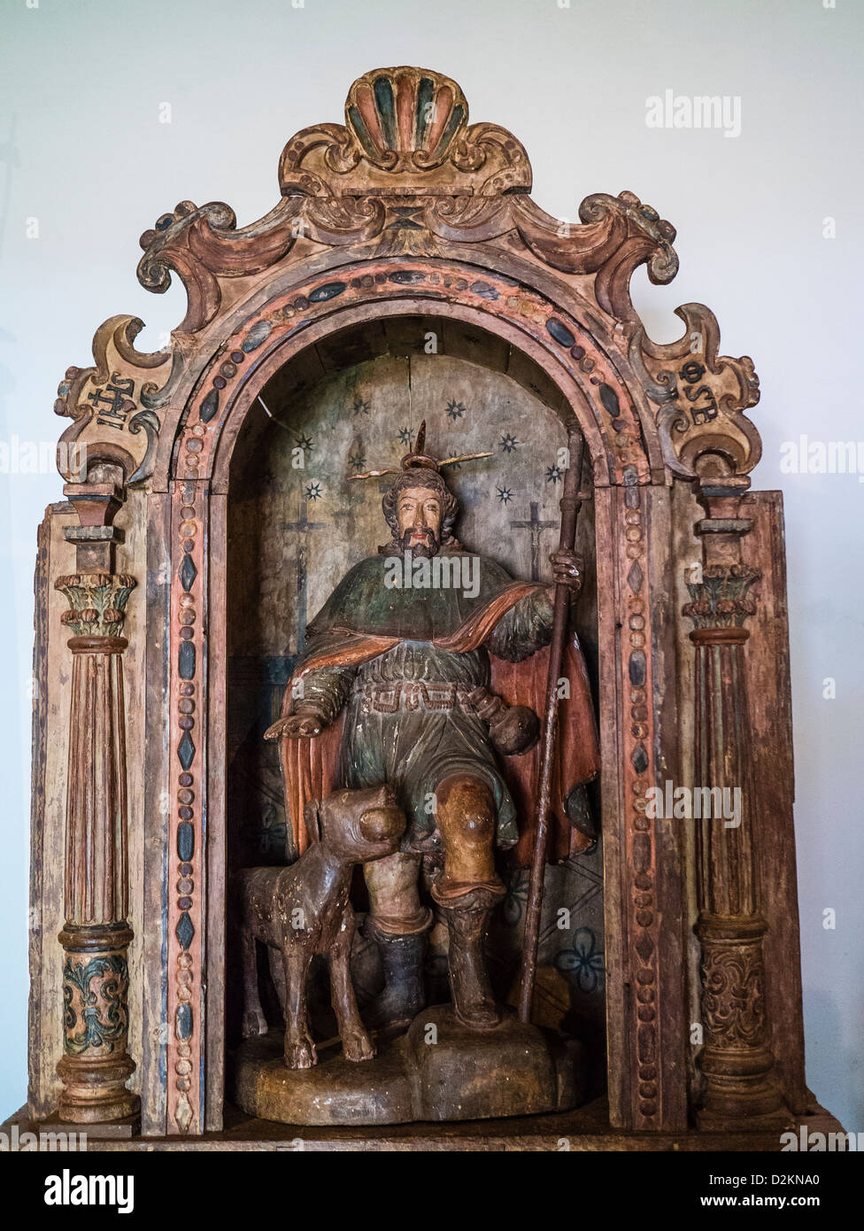 Eine polychrome hölzerne Santo-Statue von San Roque in ein ...