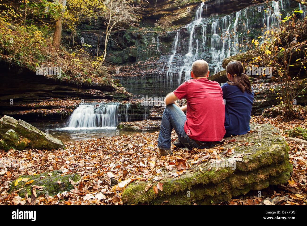Frau hinter wasserfall -Fotos und -Bildmaterial in hoher Auflösung – Alamy