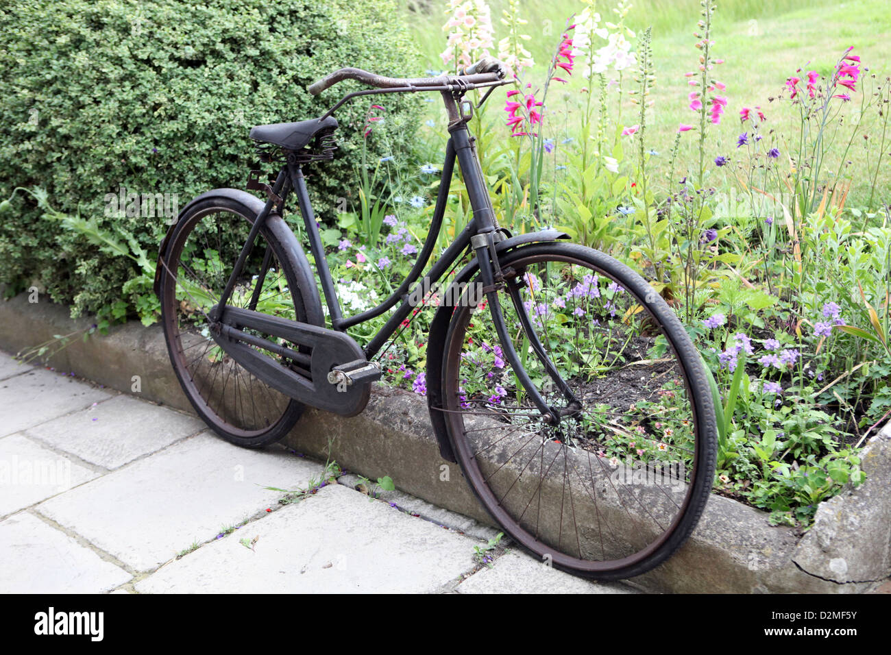 Rostiges damenfahrrad -Fotos und -Bildmaterial in hoher Auflösung – Alamy