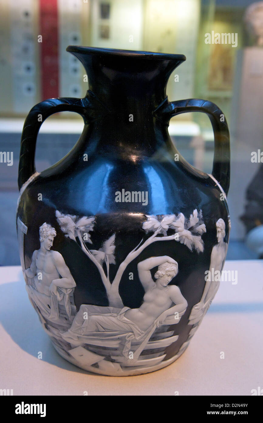 The portland vase cameo glass -Fotos und -Bildmaterial in hoher ...