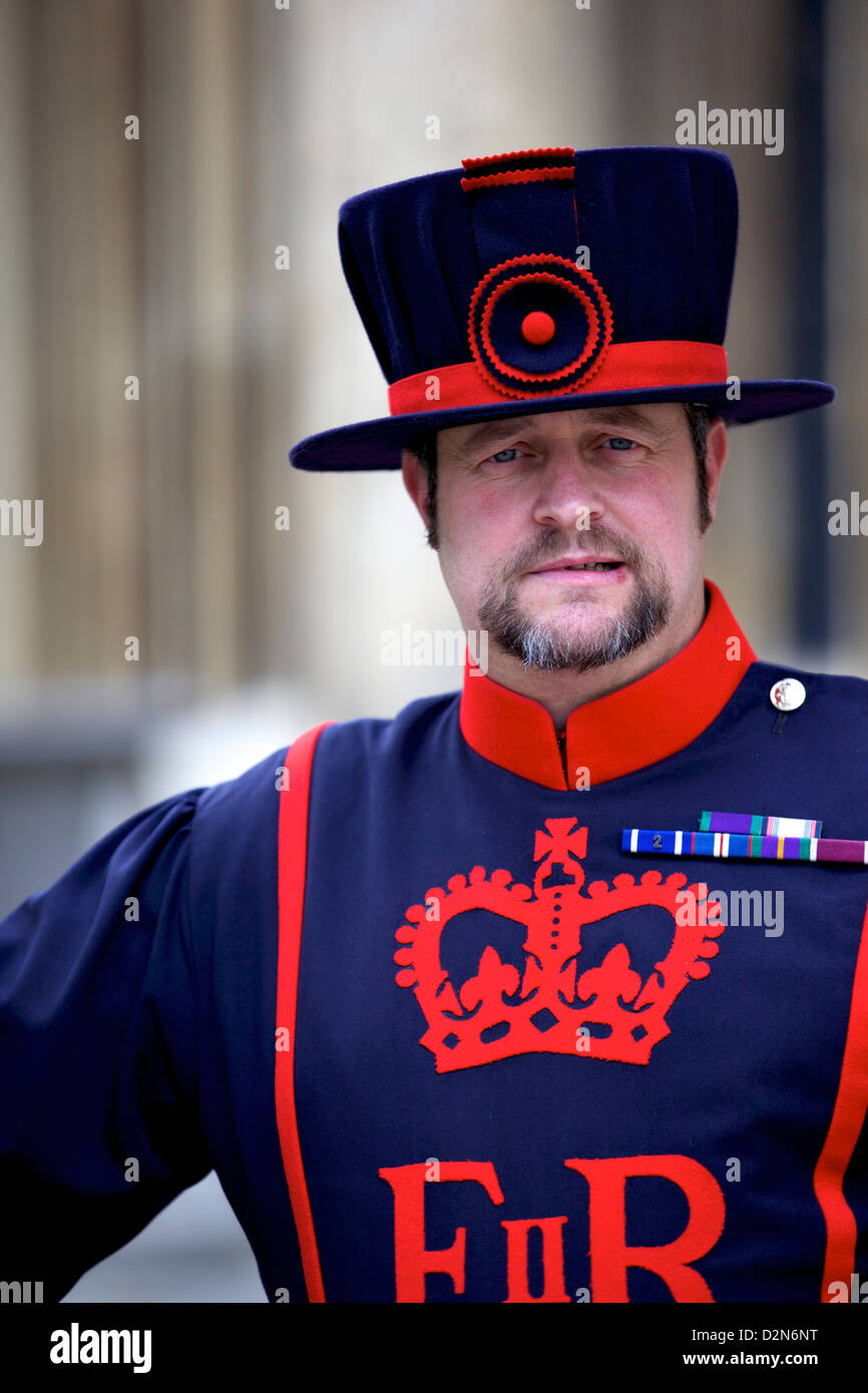 Beefeater tower of london -Fotos und -Bildmaterial in hoher Auflösung ...