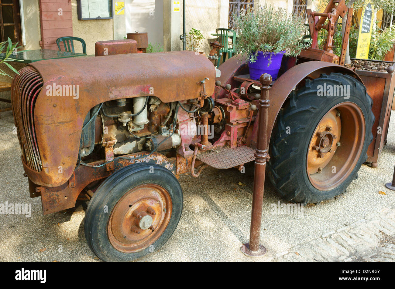 Alter traktor -Fotos und -Bildmaterial in hoher Auflösung – Alamy