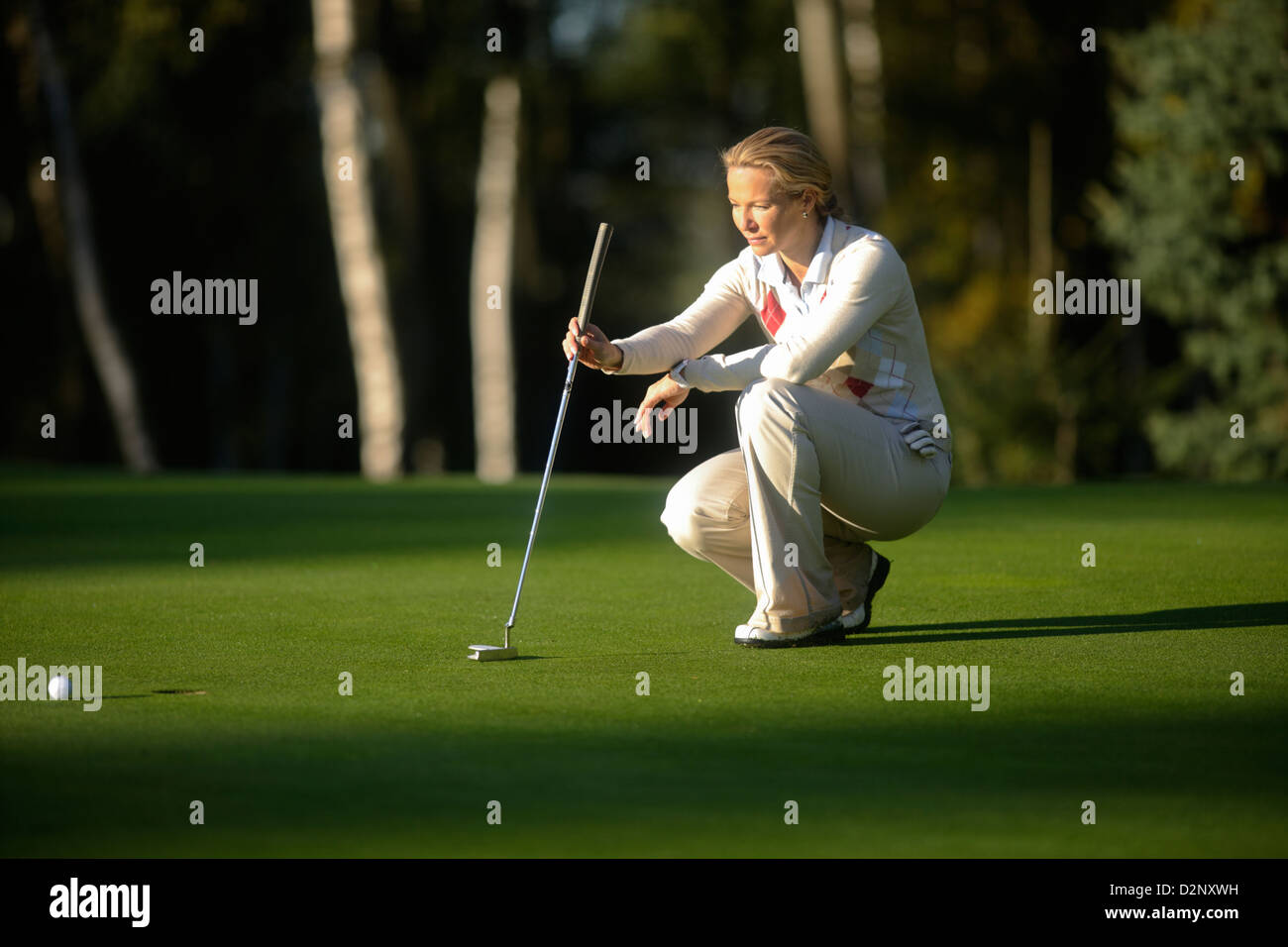 41 Jahre alt, junge Frau auf Golfplatz Stockfotografie - Alamy
