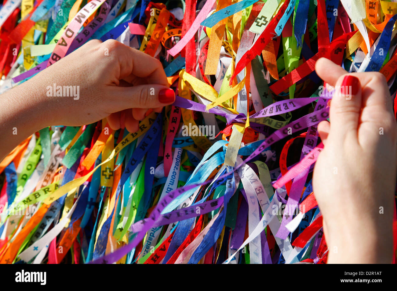 Frau binden Glück Band am Igreja Nosso Senhor Bonfim Kirche, Salvador ...