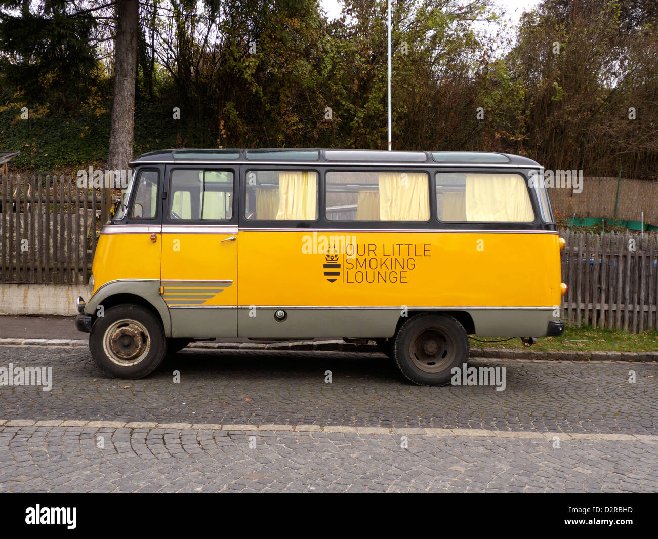 Kleinbus minibus -Fotos und -Bildmaterial in hoher Auflösung – Alamy