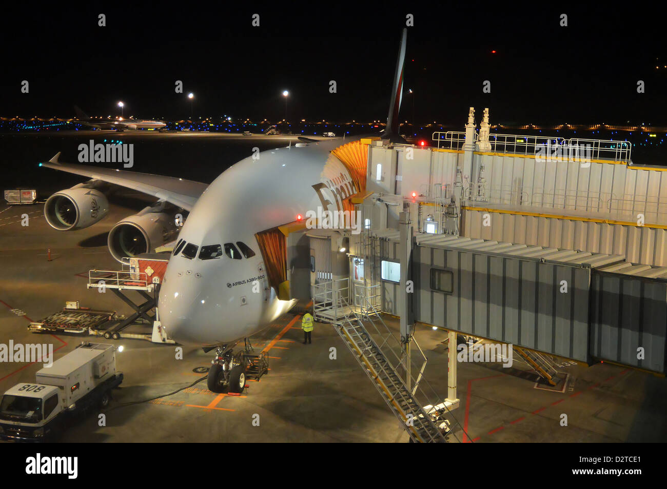 Emirates A380 am Boarding Gate Stockfotografie - Alamy