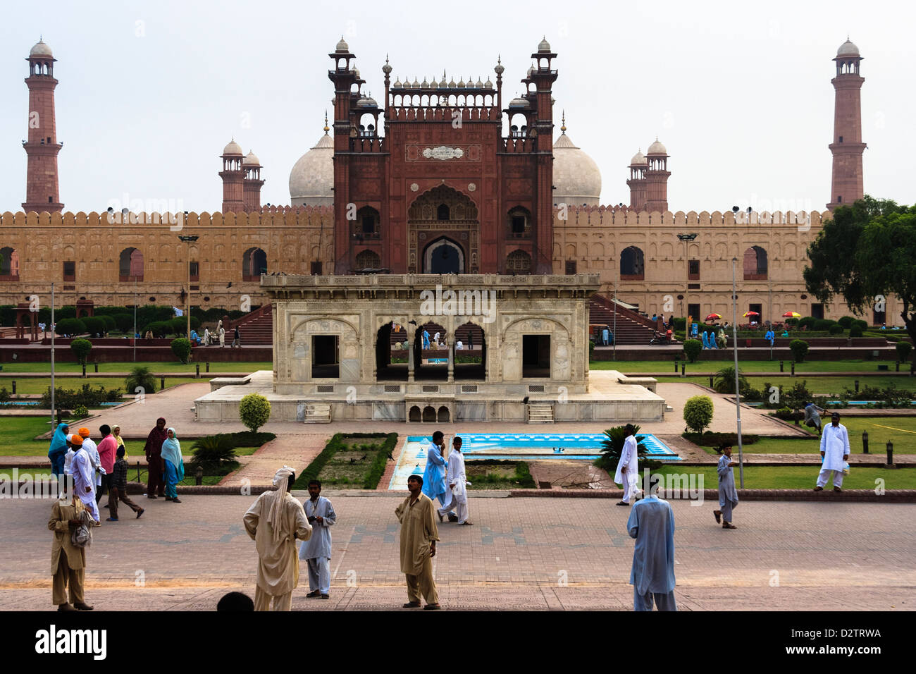 Badshahi Moschee und Hazuri Bagh Pavillon. Lahore, Pakistan ...