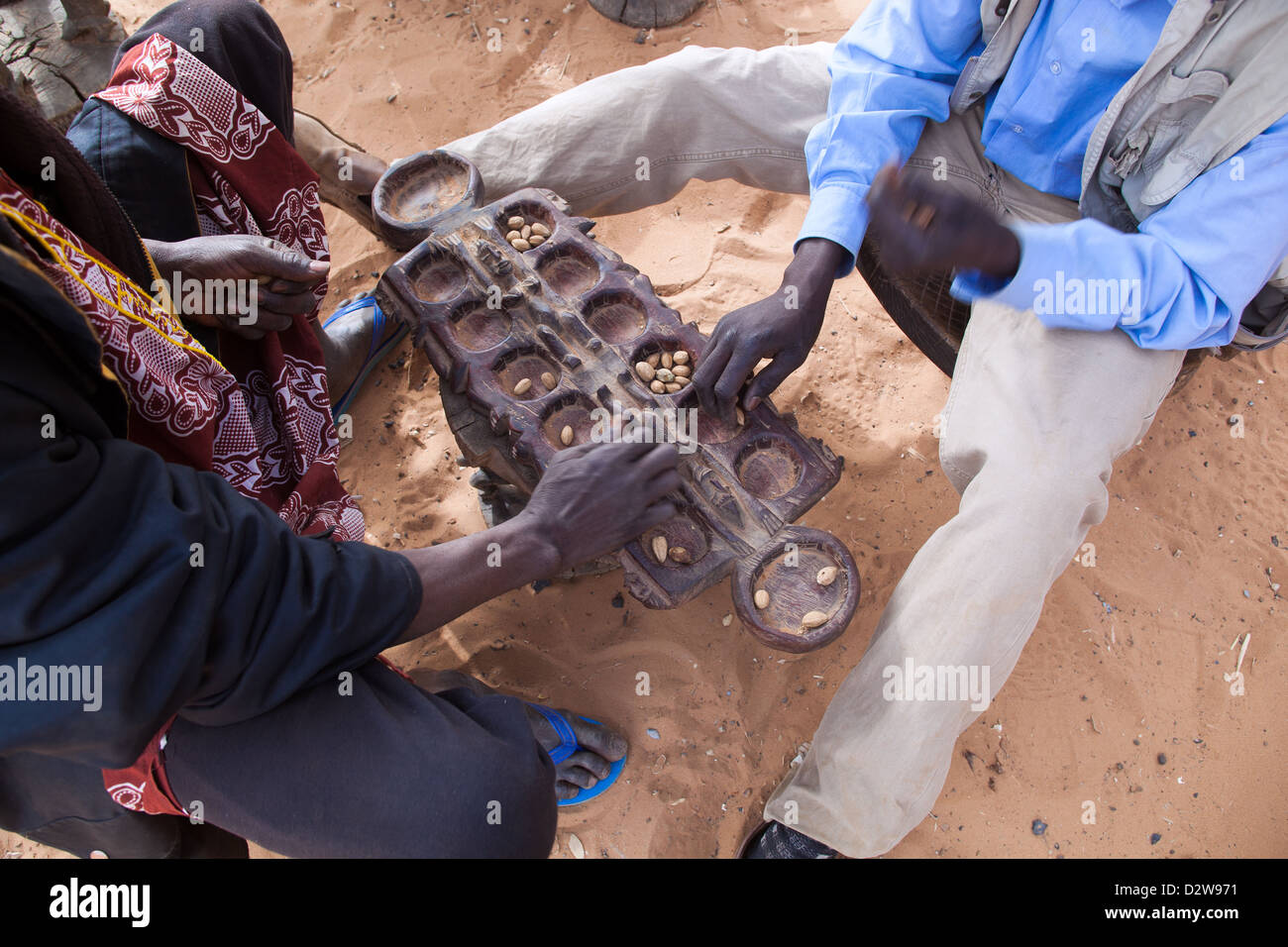 Traditionelles mancalabrettspiel -Fotos und -Bildmaterial in hoher ...