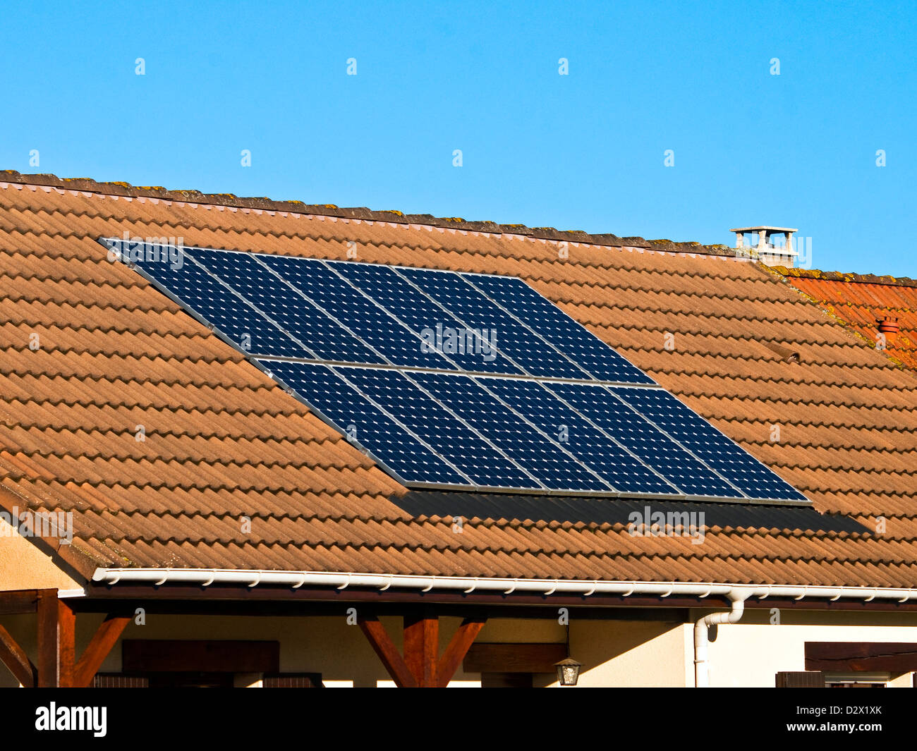 Solar panels bungalow roof solar -Fotos und -Bildmaterial in hoher Auflösung – Alamy