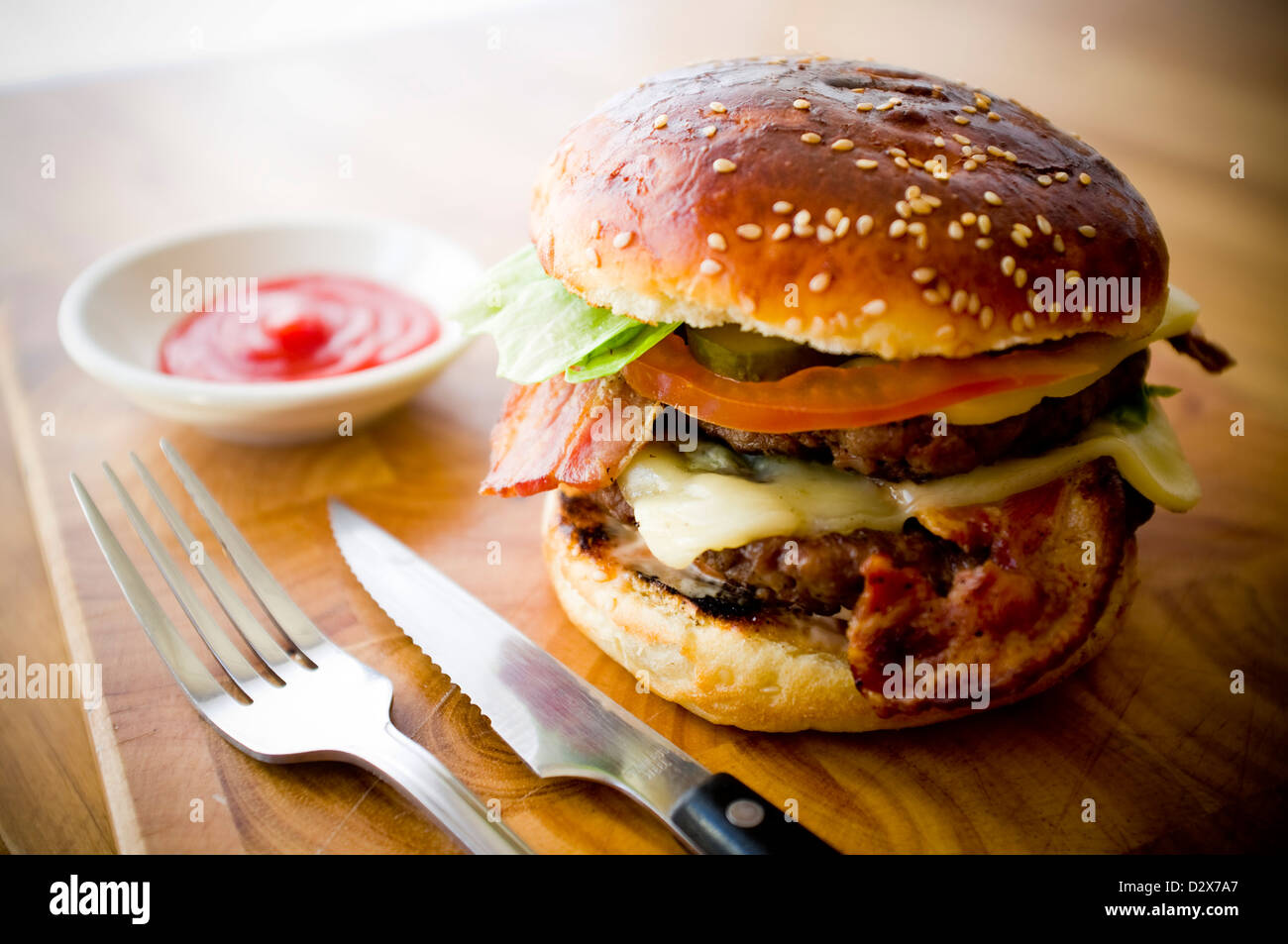 Doppel-Käse - zwei Burger, geschichtet mit Käse, Speck, Tomaten, Salat ...
