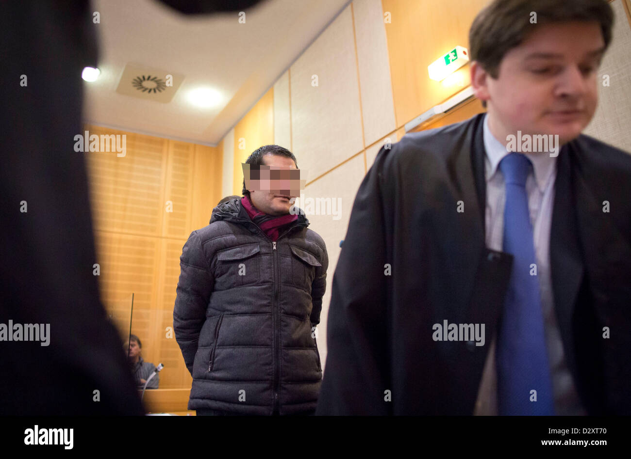 Handschellen angeklagtes gericht -Fotos und -Bildmaterial in hoher ...