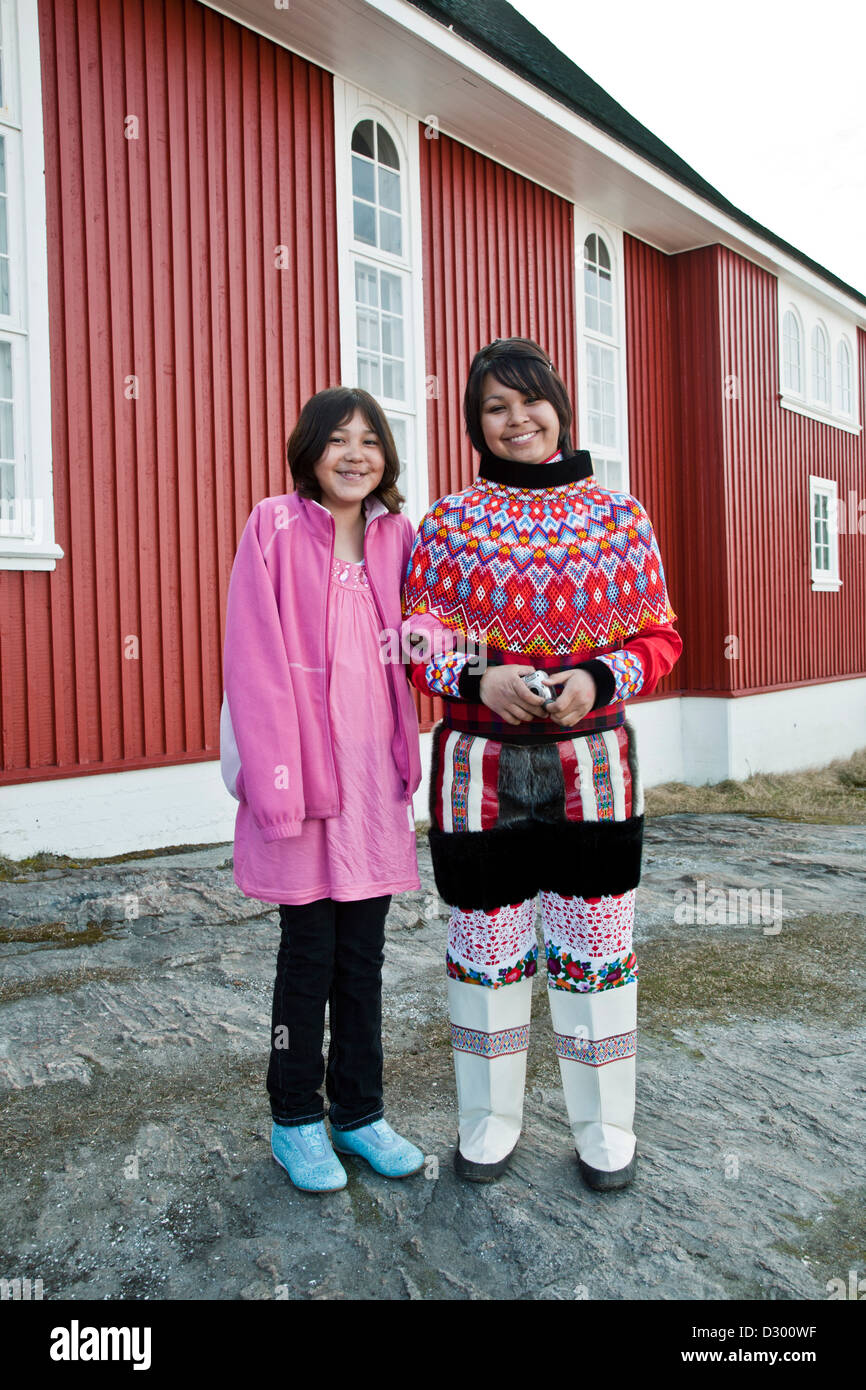 "Zwei junge Inuit-Mädchen in Sisimiut, Grönland, eine in traditioneller ...
