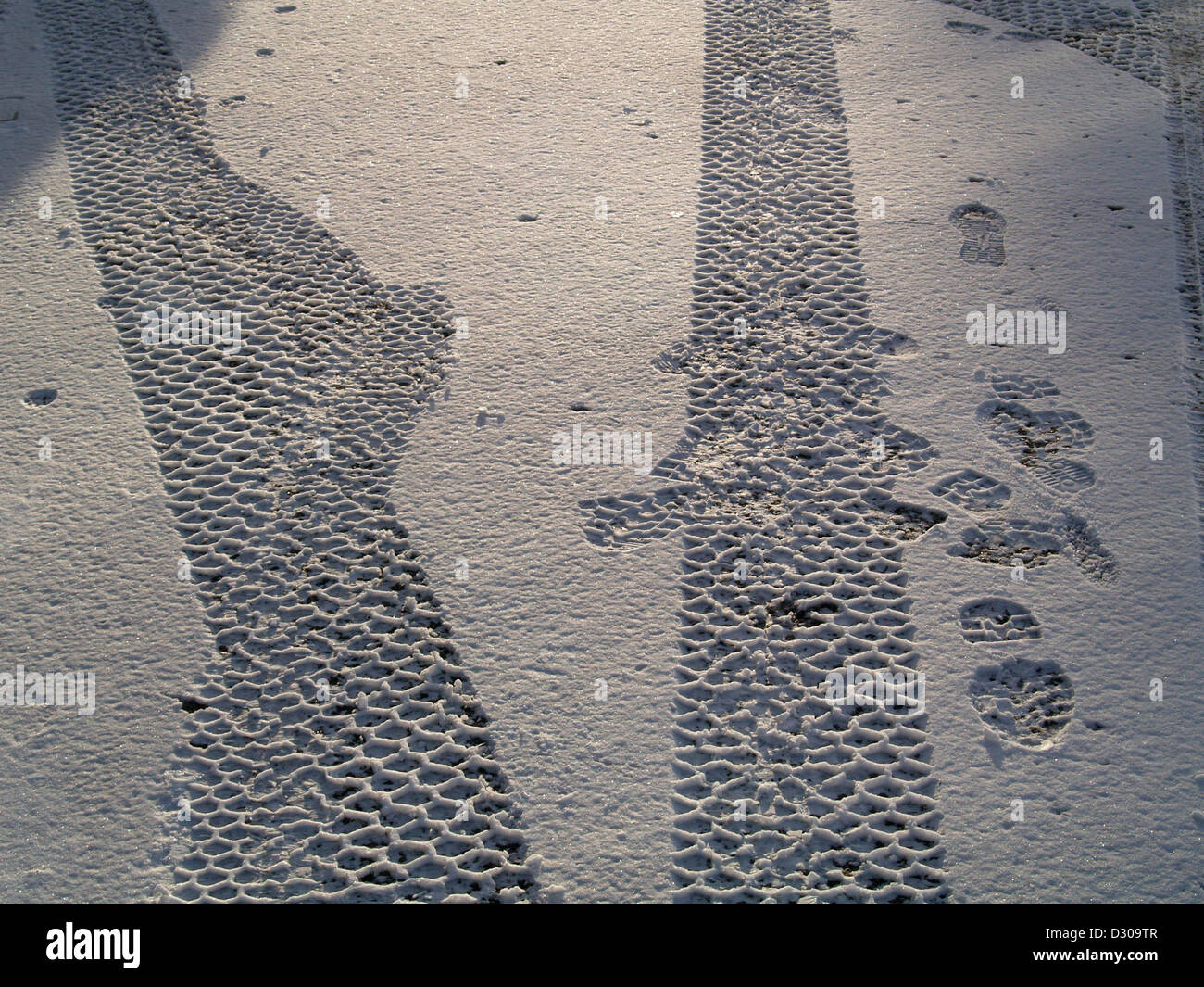 Fußspuren und Reifenspuren Stockfotografie - Alamy