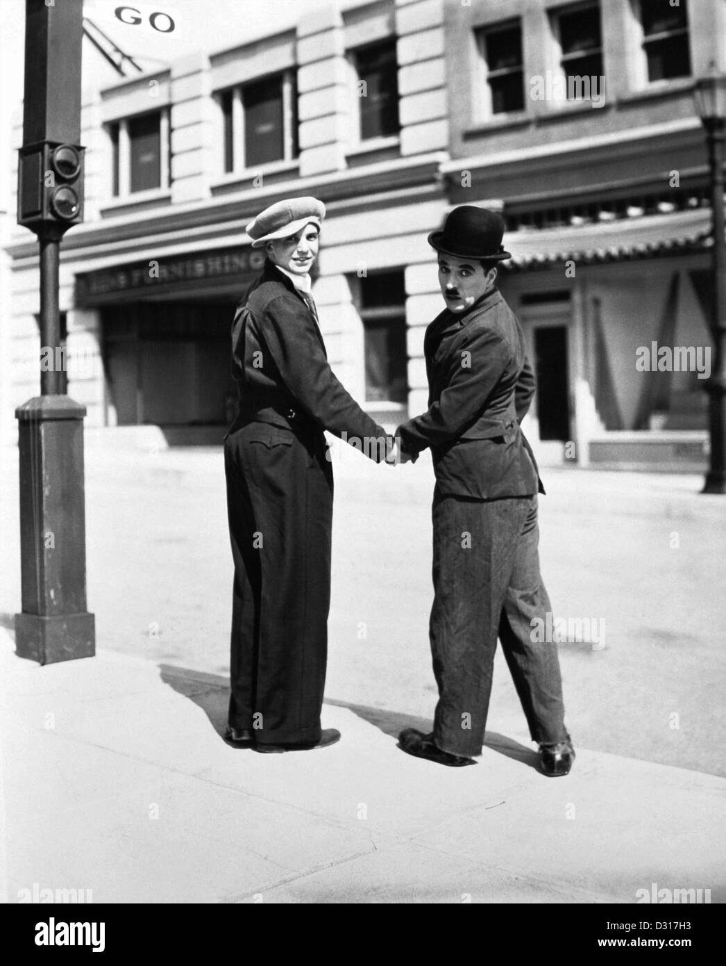 Female charlie chaplin -Fotos und -Bildmaterial in hoher Auflösung – Alamy