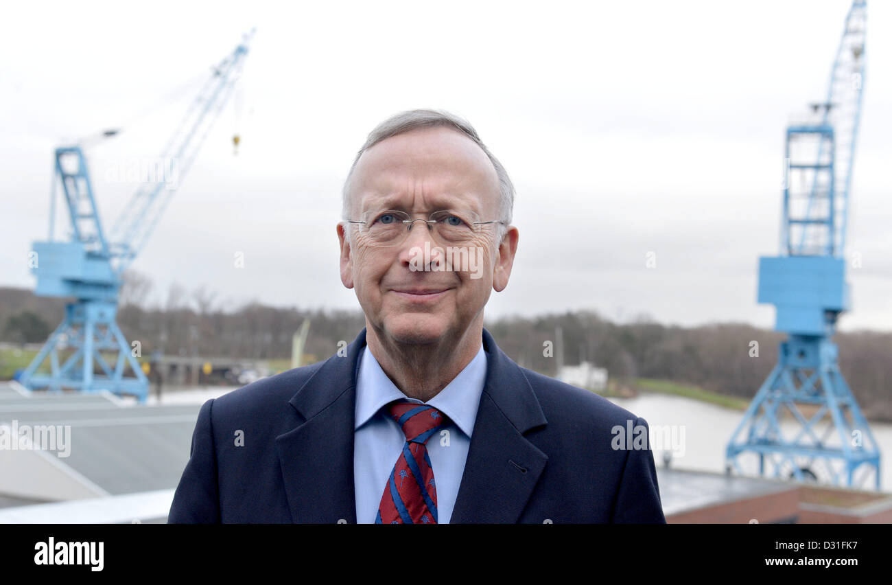 Geschäftsführer der Meyer Werft, Bernard Meyer, Posen auf der Terrasse ...