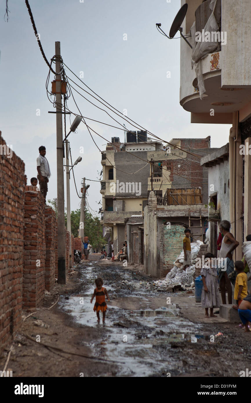 Ein kind geht durch einen slum -Fotos und -Bildmaterial in hoher ...
