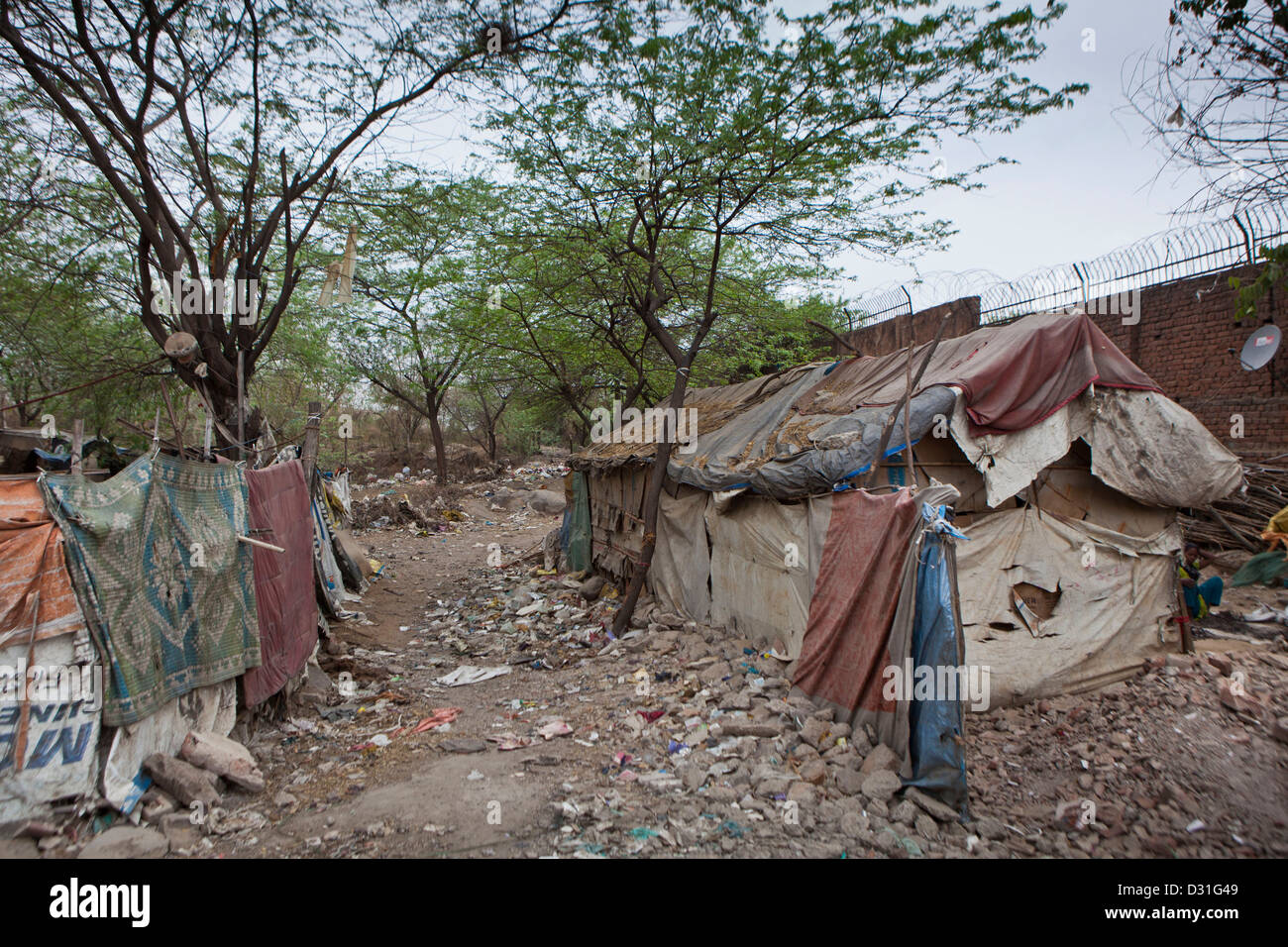 Armut leben in Tehkhand Slum, Delhi, Indien. Kleine Wohnungen ...