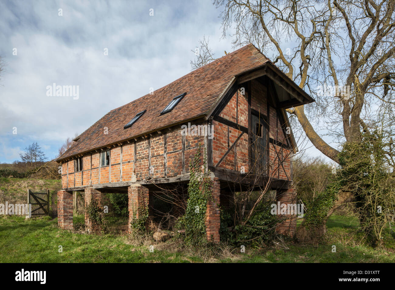 Holz gerahmte Scheune in Ashton unter Hill, Worcestershire, England, UK ...