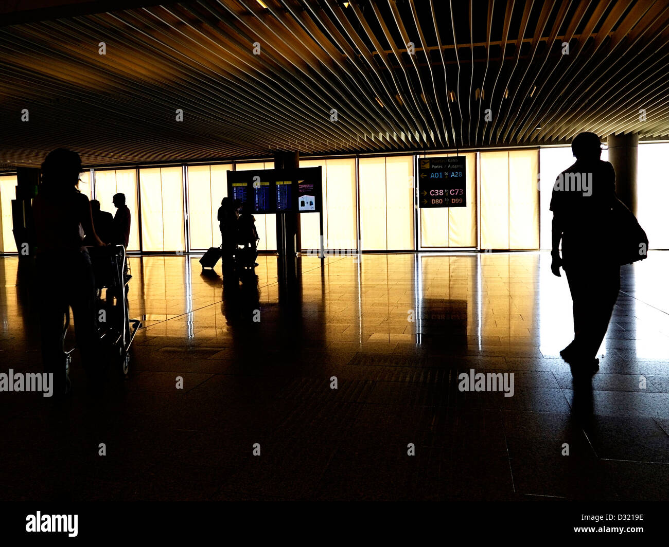 Passagiere auf einem Flughafen auf dem Weg nach Flüge Bildschirme mit ...