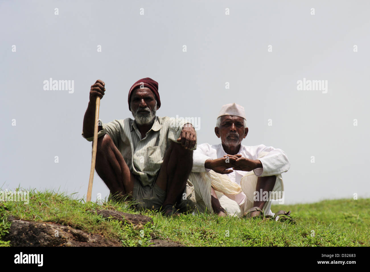 Zwei Dorfbewohner sitzen auf einem Hügel Stockfotografie - Alamy