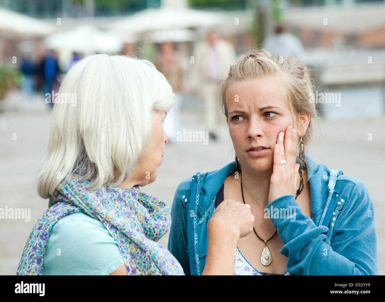 Teenager tochter und mutter streiten -Fotos und -Bildmaterial in hoher ...