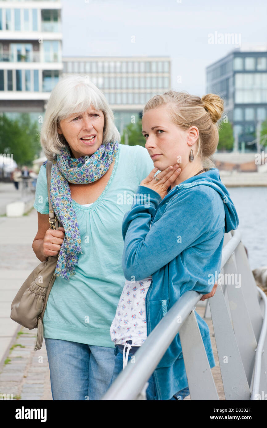 Teenager tochter und mutter streiten -Fotos und -Bildmaterial in hoher ...