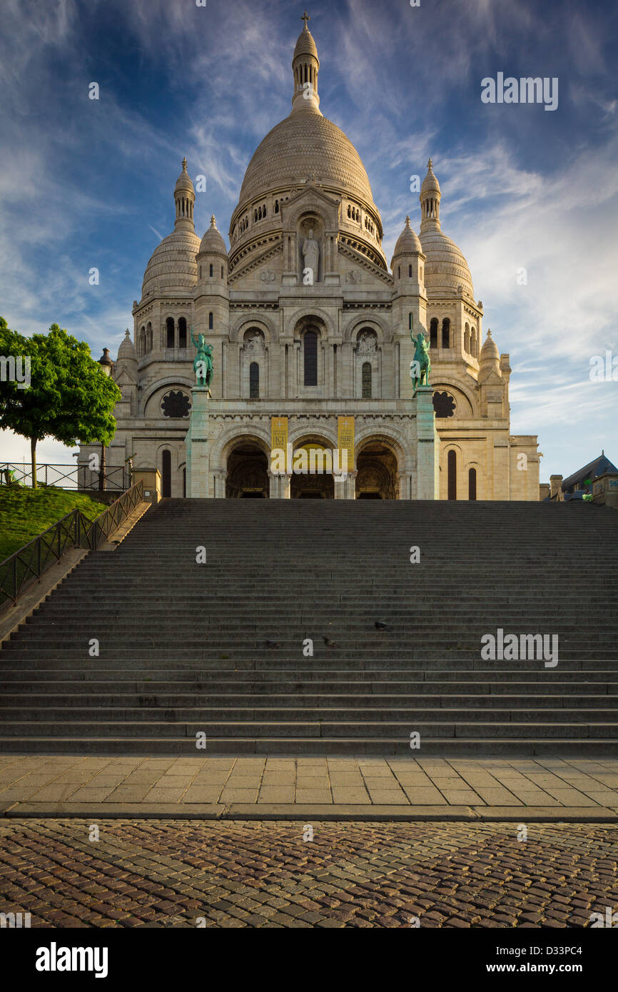 Die Basilika des Heiligen Herzen von Paris, allgemein bekannt als ...