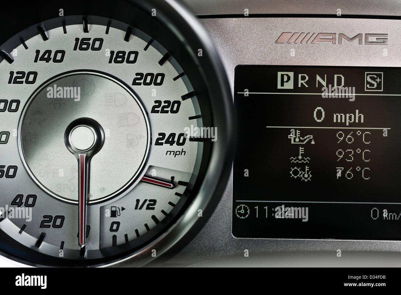 Speedometer close up mercedes benz -Fotos und -Bildmaterial in hoher ...