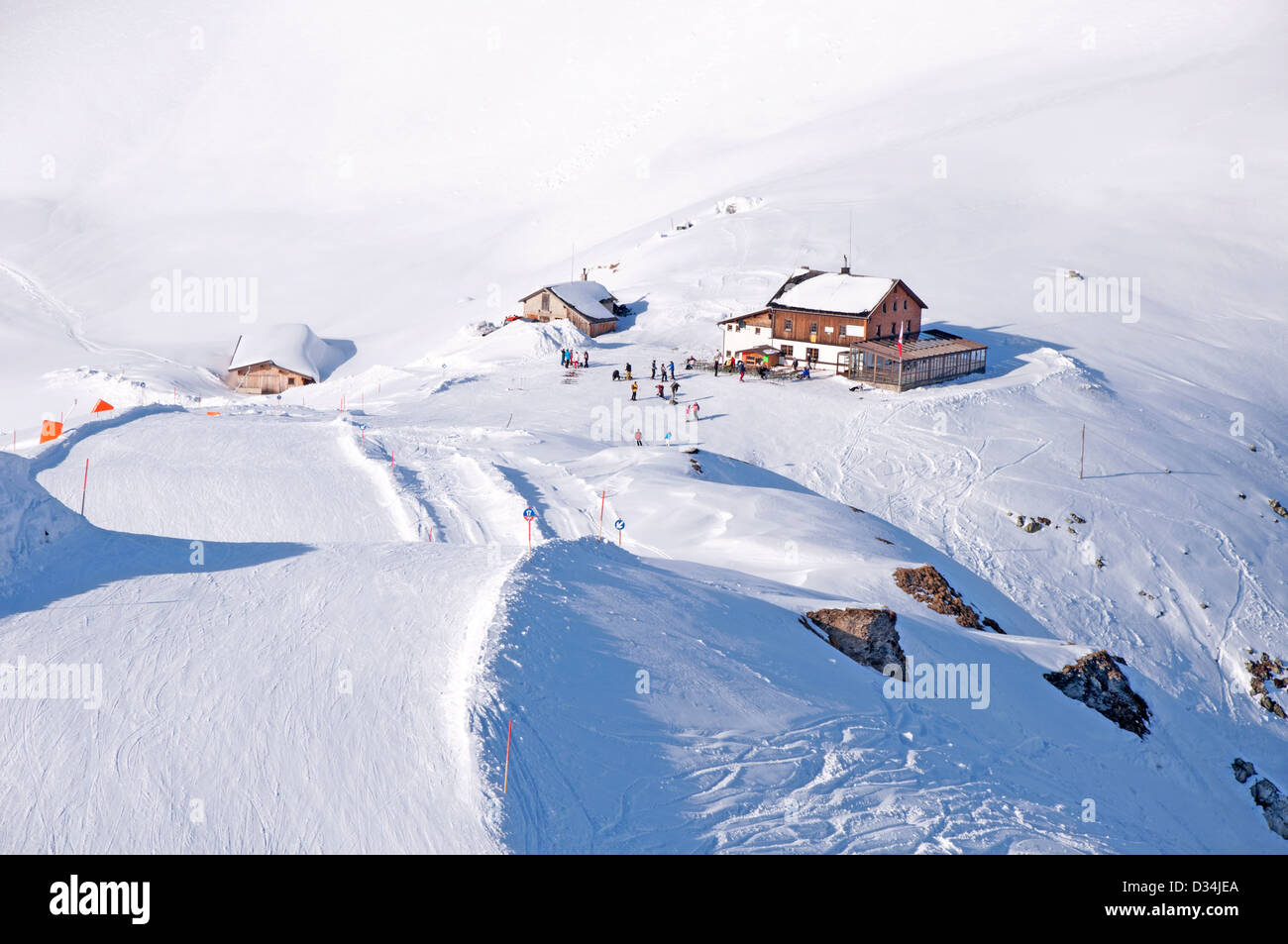Skipiste und Hütte mit einer Bar in den Zillertaler Alpen in Österreich ...