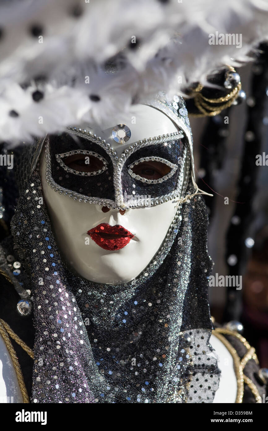 Traditionelle venezianische Masken getragen auf dem Karneval von ...