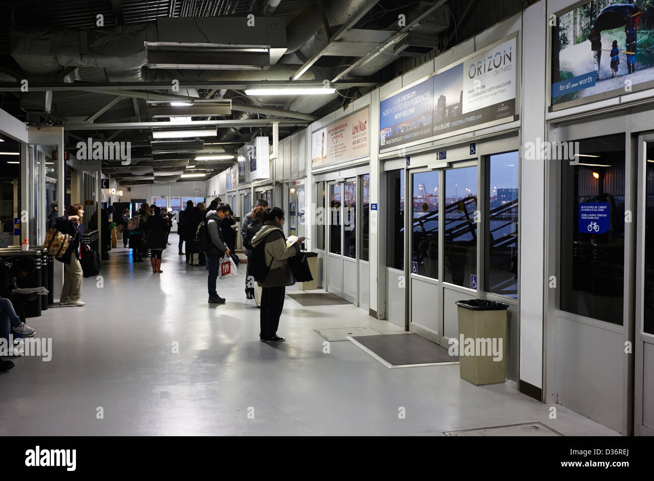 Waterfront seabus terminal -Fotos und -Bildmaterial in hoher Auflösung ...