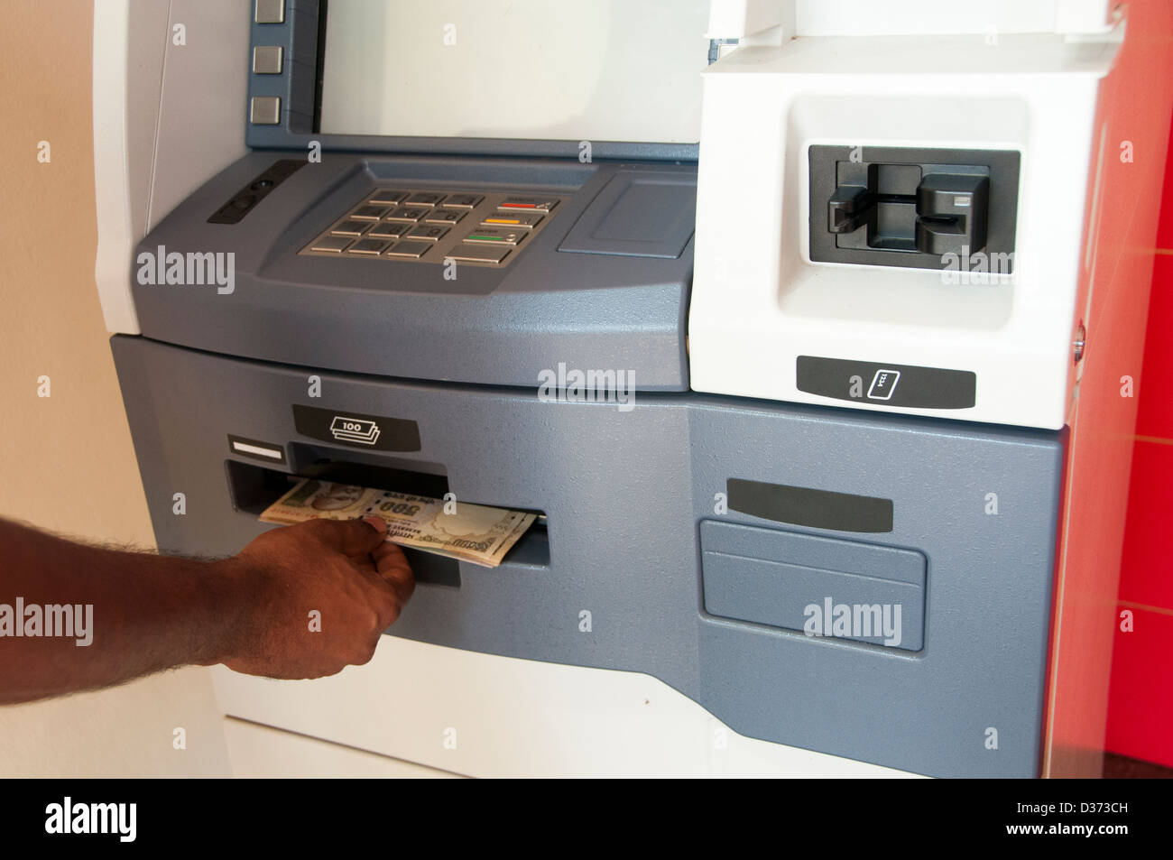 Bargeld abheben -Fotos und -Bildmaterial in hoher Auflösung – Alamy