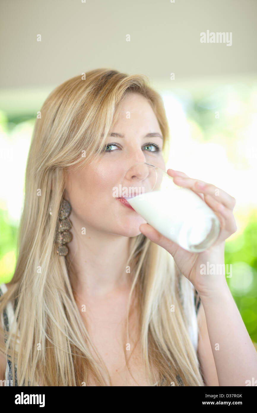 Frau milch trinken -Fotos und -Bildmaterial in hoher Auflösung – Alamy