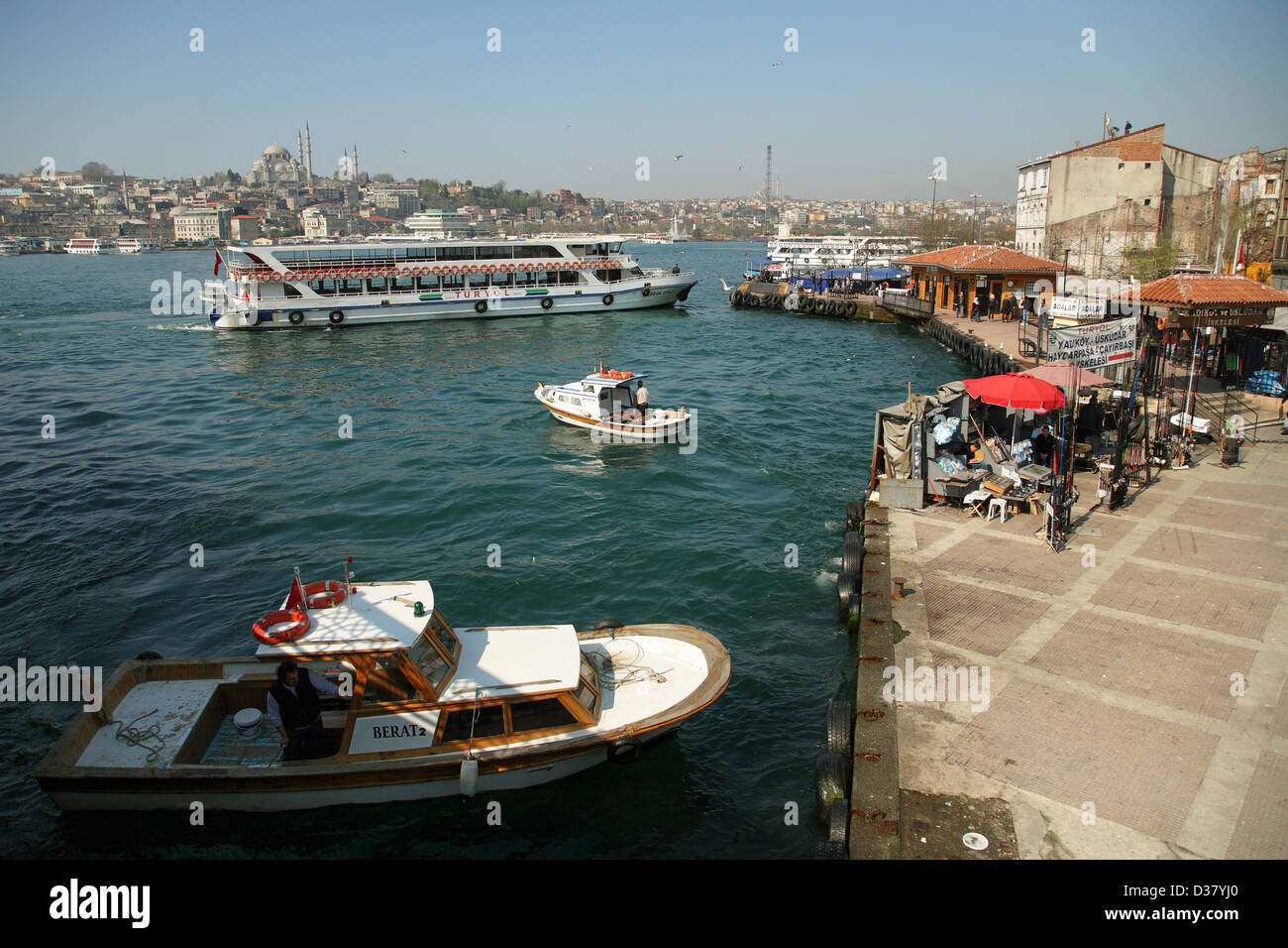 Istanbul, Türkei, Boote am Ufer im Stadtteil Karaköy Stockfotografie ...