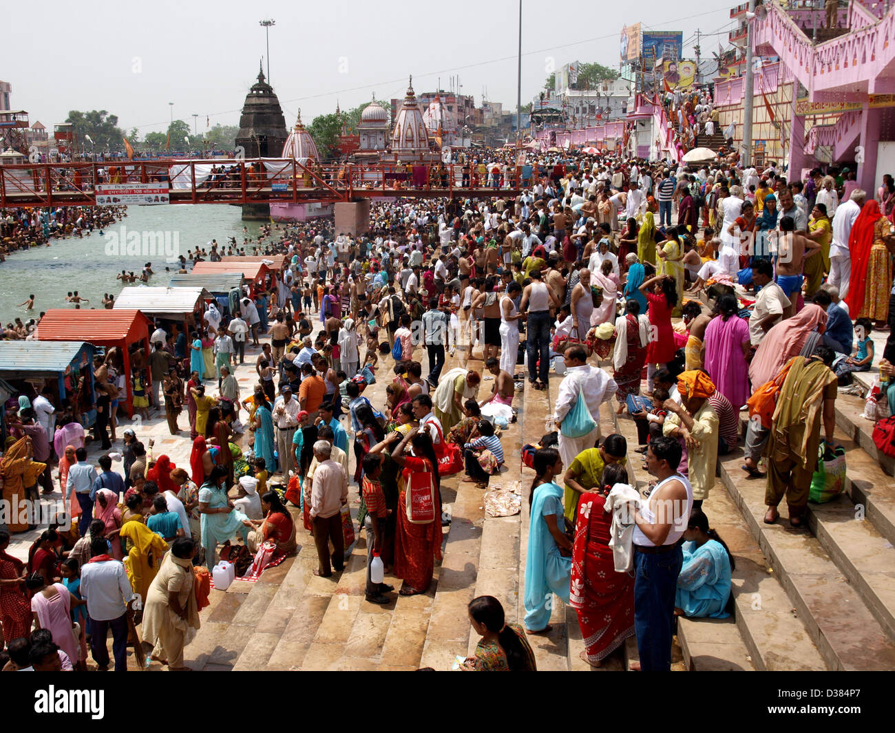 Haridwar Pilger versammeln sich an der dritten Shahi Snan Kumbh Mela in ...