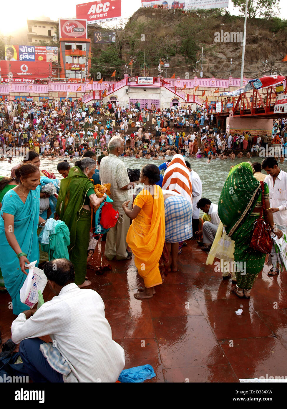 Haridwar Pilger versammeln sich an der dritten Shahi Snan Kumbh Mela in ...