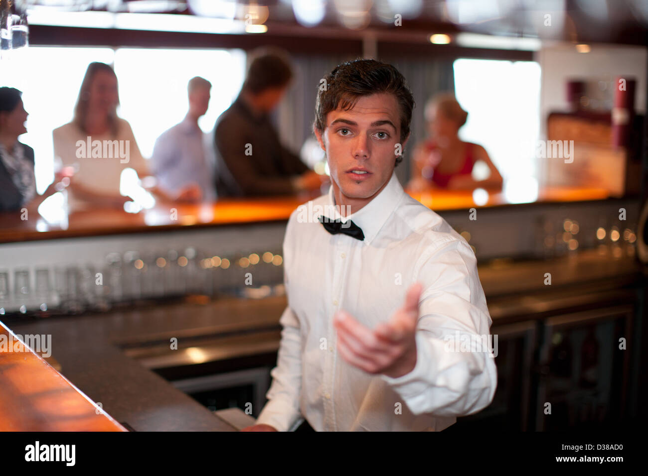 Kellner, die Aufnahme der Bestellung im Restaurantbar Stockfotografie ...