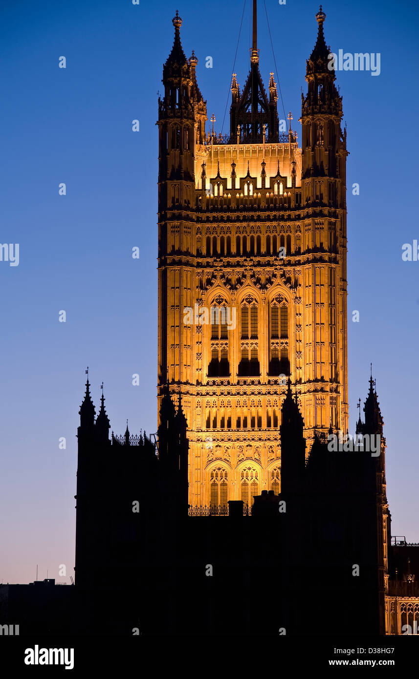 Beleuchtete big ben london -Fotos und -Bildmaterial in hoher Auflösung ...