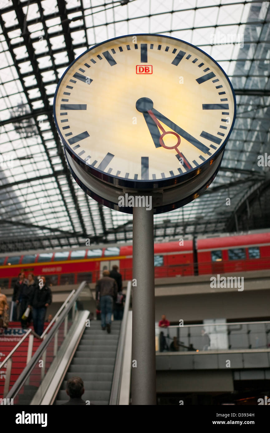 Db hauptbahnhof uhr main -Fotos und -Bildmaterial in hoher Auflösung ...