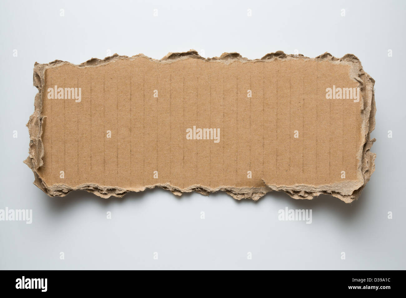 Zerrissener karton -Fotos und -Bildmaterial in hoher Auflösung – Alamy